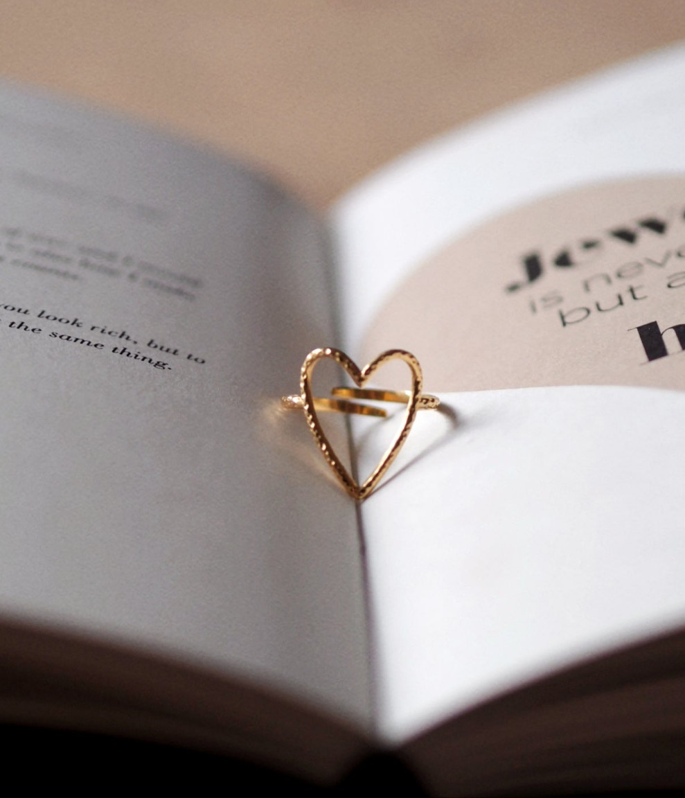 Beatrice Heart Ring – Atlas of Dreams